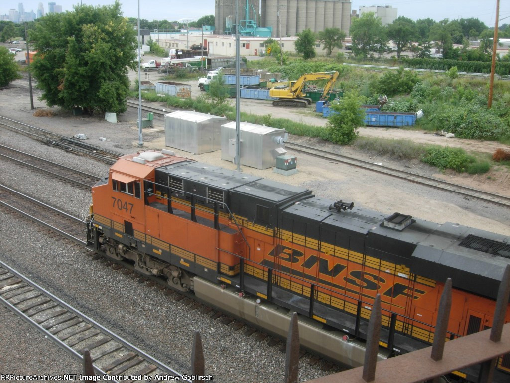 BNSF 7047 pass under bridge